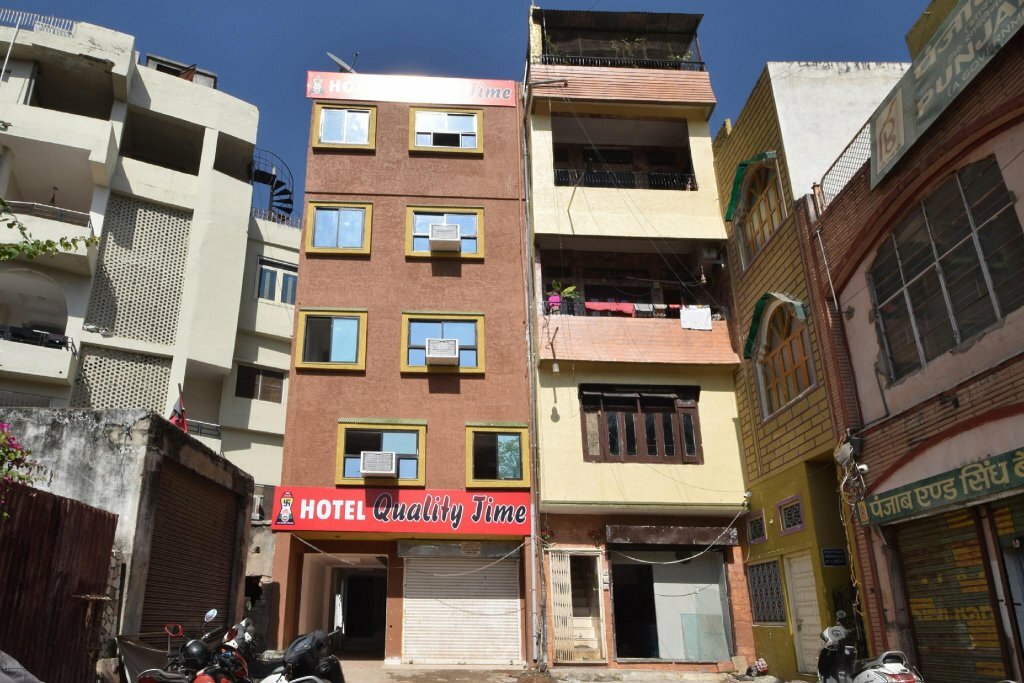 Otel Oyo 23296 Hotel Quality Time, Udajpur, foto