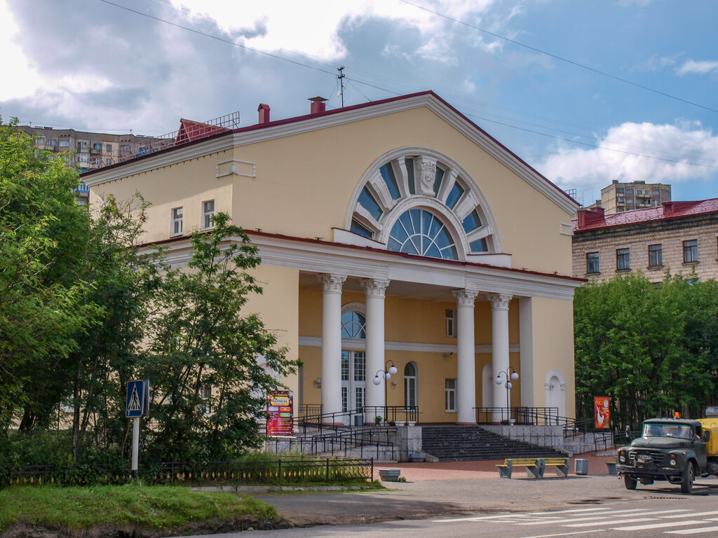 Turistik yerler Здание кинотеатра Россия, Severomorsk, foto