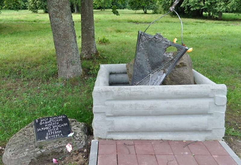 Anıt, heykel Колодец-могила, Vitebskaya oblastı, foto