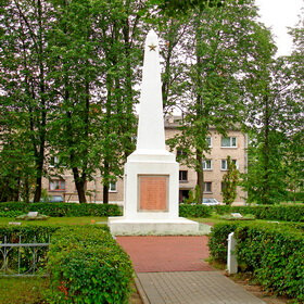 Воинское братское кладбище (Krāslavas novads, Dagda), anıt, heykel  Dagda'dan
