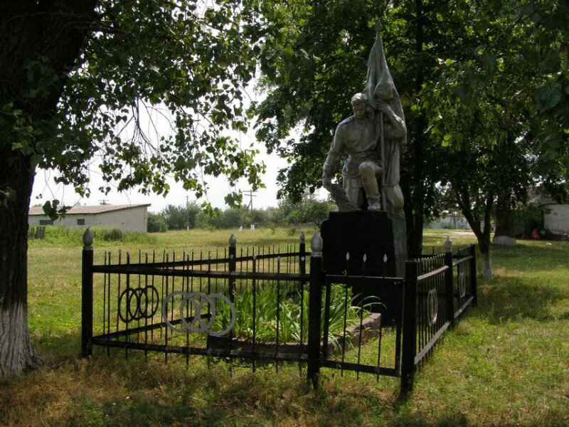 Anıt, heykel Братская могила воинов, Çernigov Bölgesi, foto