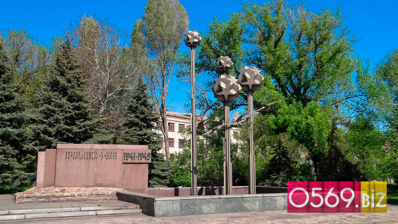 Anıt, heykel Ветеранам, погибшим в Великой отечественной войне, Dniprodzerzhynsk, foto