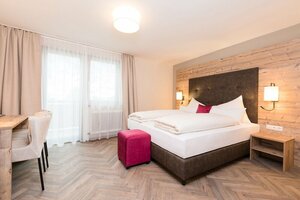 Alpenhotel Tirolerhof (Tyrol, Innsbruck-Land, Clemens-Holzmeister-Straße, 38), otel  Tirol'den