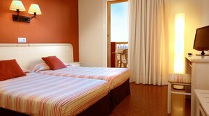 Luna Club Hotel Yoga & SPA 4Sup (Comunidad Autònoma de Cataluña, Provincia de Barcelona, Malgrat de Mar, Avenida Colom, 12), otel  Malgrat de Mar'dan