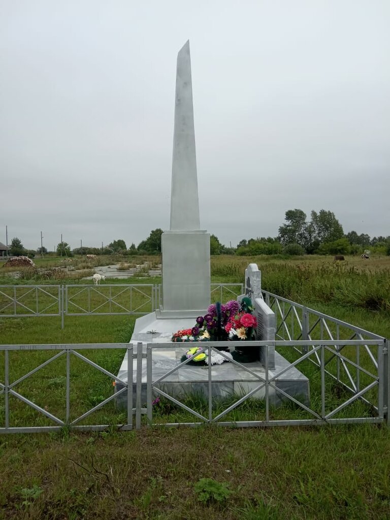 Anıt, heykel Обелиск в честь погибших в Великой Отечественной войне, Sverdlovskaya oblastı, foto