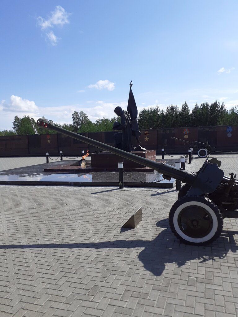 Anıt, heykel Вечный огонь, Kogalym, foto