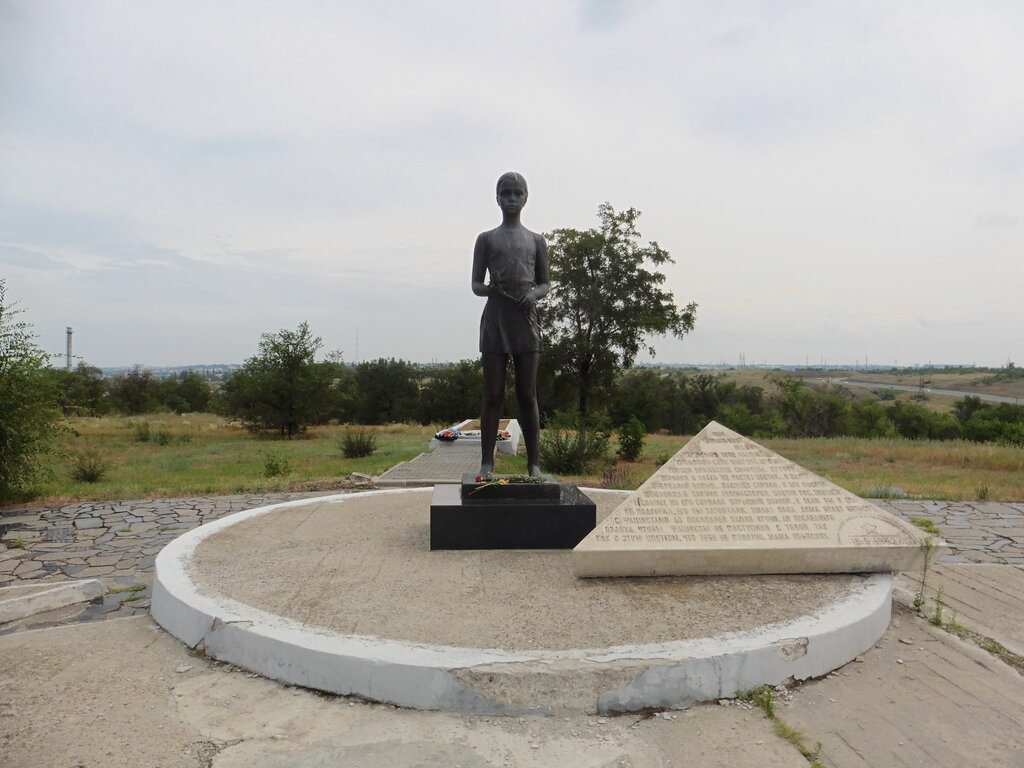 Park, sokak heykeli Девочка и письмо с фронта, Volgogradskaya oblastı, foto