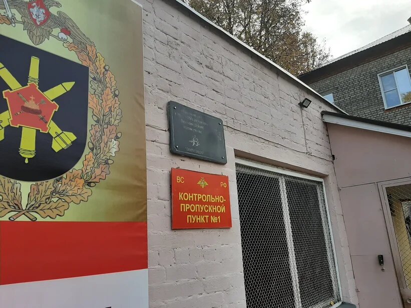 Anıt levhası, anıt taş В Красных казармах с 1943 г. по 1954 г. располагалось Подольское (Шуйское) пехотное училище, Şuya, foto