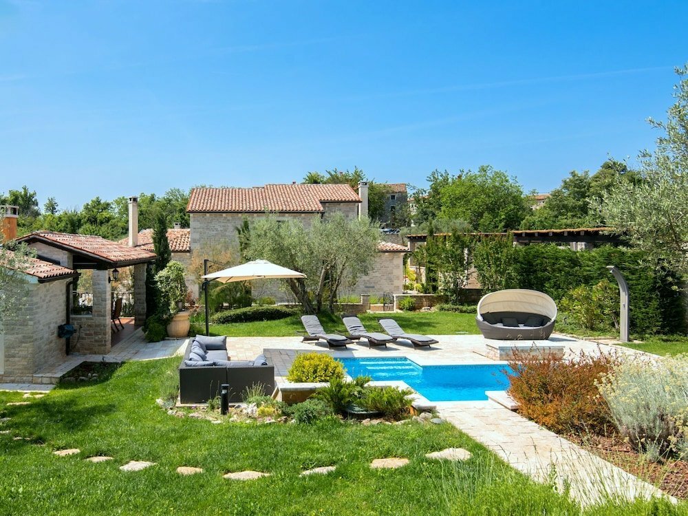 Otel Lush Villa in Baderna with Artistic Interiors & Pool, Dünya, foto