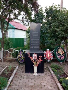 Братская могила советских воинов-танкистов (Krasnodar Territory, Belorechenskiy rayon, Yuzhnenskoye selskoye poseleniye, posyolok Zarechny, ulitsa Tankistov), anıt, heykel  Krasnodarski krayından
