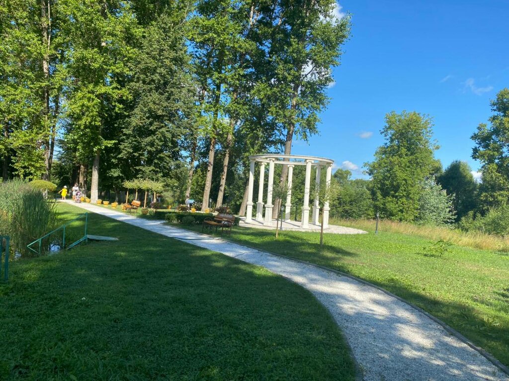 Unutulmaz olayların yeri Зона отдыха у пруда с ротондой, Moskova ve Moskovskaya oblastı, foto