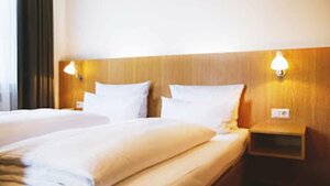 Hotel Alpenblick Garni (Baden-Württemberg, Bodenseekreis, Bodensee, Nußdorfer Straße, 35), otel  Uberlingen'dan