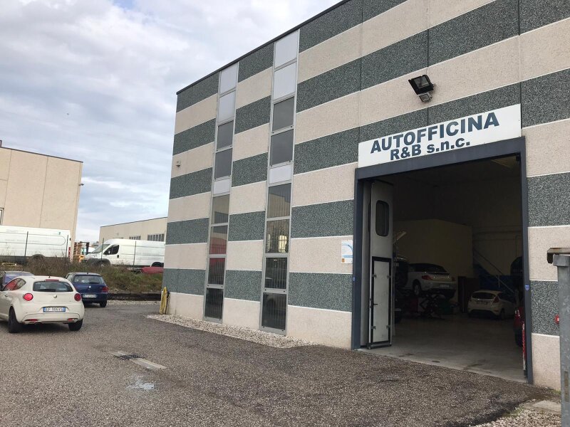Otomobil servisi Autofficina R. & B., Dünya, foto