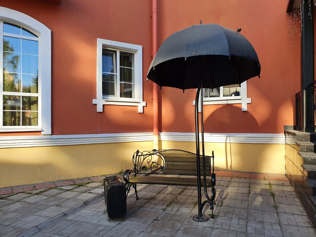 Park, sokak heykeli Скамейка под зонтиком, Gatchina, foto