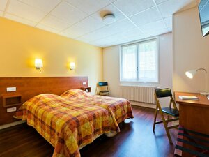 Hôtel Restaurant Belle Vue (Auvergne-Rhône-Alpes, Puy-de-Dôme, Arrondissement de Riom, D19), otel