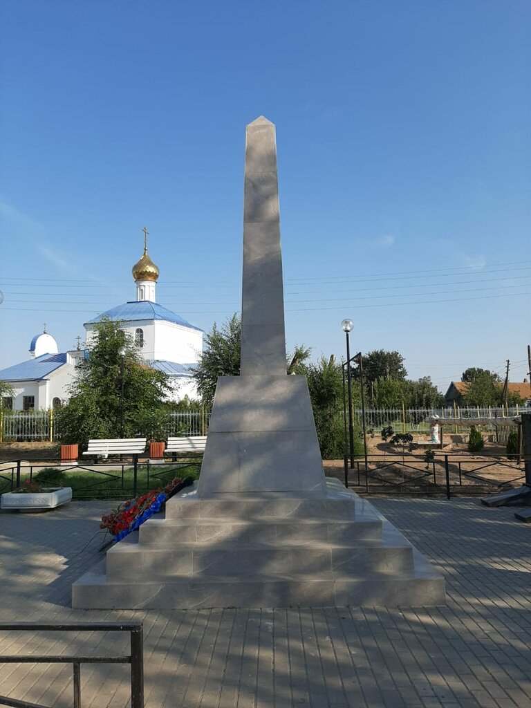 Anıt, heykel Обелиск и мемориальная плита, Astrahanskaya oblastı, foto