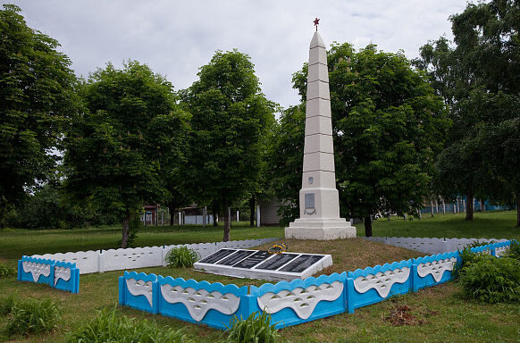 Anıt, heykel Погибшим землякам, Gomelskaya oblastı, foto