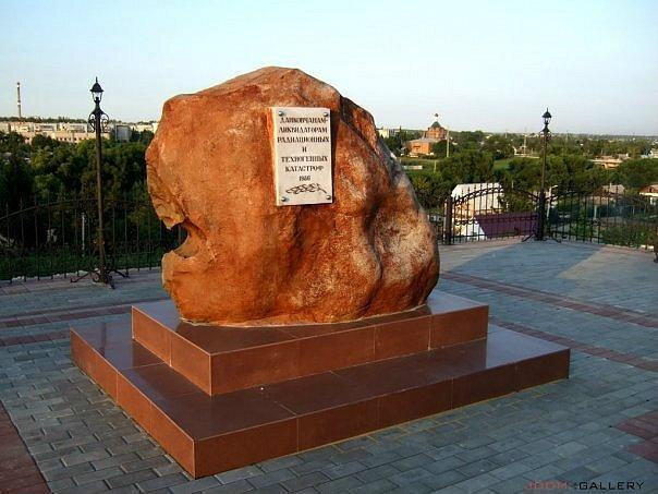Anıt, heykel Ликвидаторам радиационных катастроф, Dankov, foto