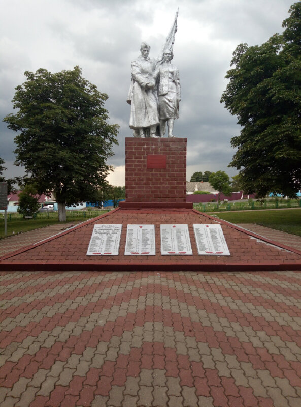 Anıt, heykel Братская могила советских воинов, погибших в боях с фашистскими захватчиками, Belgorodskaya oblastı, foto