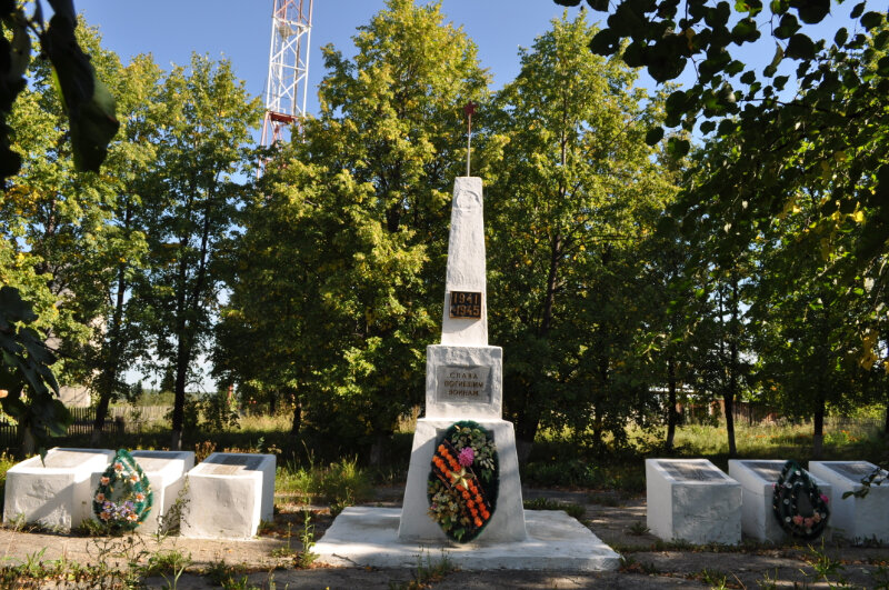Anıt, heykel Жителям села, погибшим в Великой Отечественной войне, Sverdlovskaya oblastı, foto