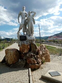 Park, sokak heykeli Геологи, Zakamensk, foto