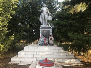 Памятник воину-освободителю и маленькой девочке, посвященный землякам, участникам и погибшим в ВОВ (Republic of Tatarstan, Cheremshanskiy rayon, Novoilmovskoye selskoye poseleniye, selo Novoye Ilmovo, Sovetskaya ulitsa), anıt, heykel  Tataristan'dan