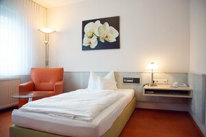 Hotel-Restaurant Zum Schwanen (North Rhine-Westphalia, Rheinisch-Bergischer Kreis, Wermelskirchen, Schwanen), otel  Wermelskirchen'dan