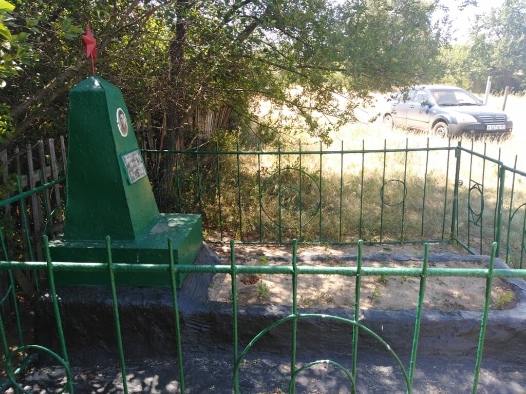 Ünlü kişilerin mezarları Могила танкиста Полозова Геннадия Петровича, Rostovskaya oblastı, foto