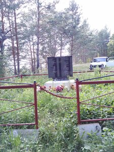 Братская могила советских воинов в д.Старое Хотмирово (Bryansk Region, Rognedinskiy rayon, Selilovichskoye selskoye poseleniye, derevnya Staroye Khotmirovo), anıt, heykel  Brianskaya oblastından
