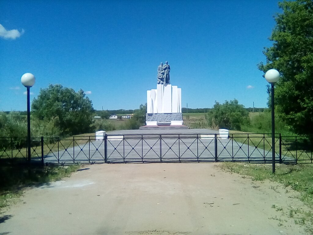 Anıt, heykel Землякам, павшим в годы Великой Отечественной войны, Samarskaya oblastı, foto