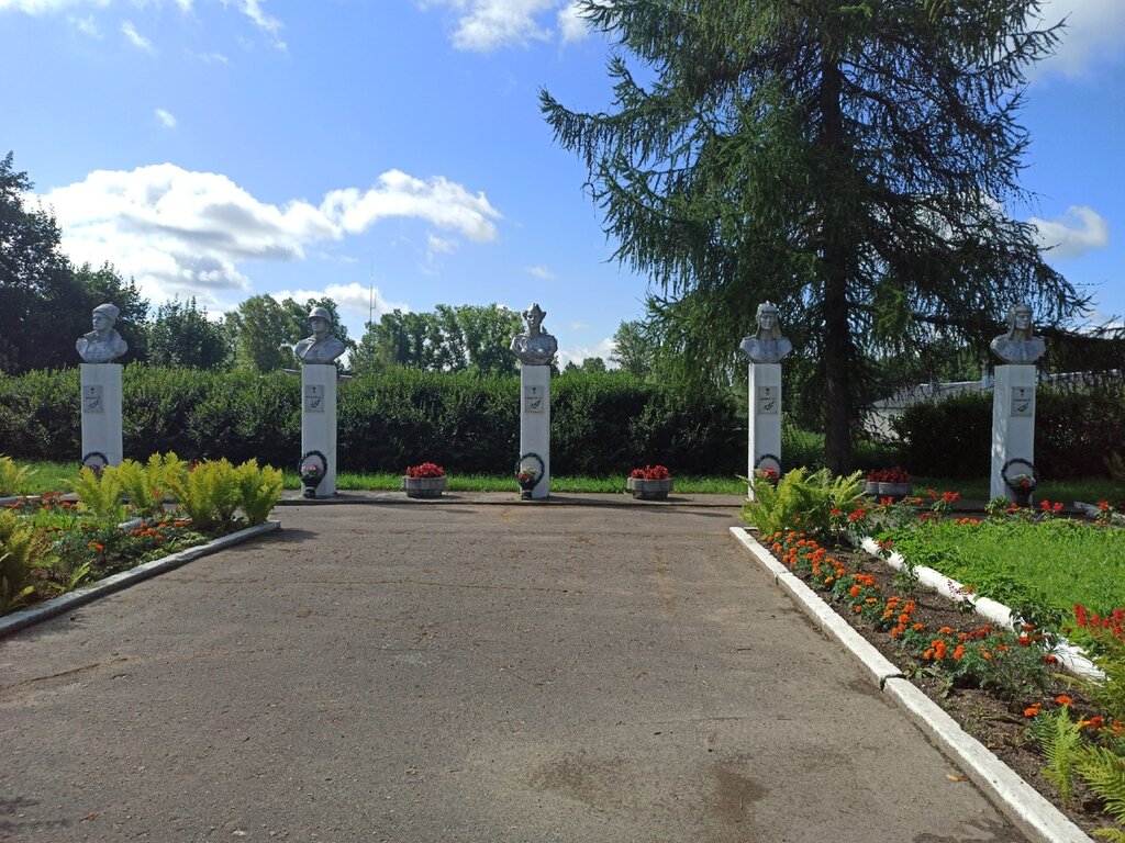 Anıt, heykel Аллея Героев Советского Cоюза, Pskovskaya oblastı, foto