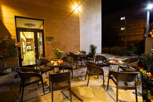 Alex Hotel (Tsovakal Isakov Avenue No:3/13, Yerevan), otel  Erivan'dan