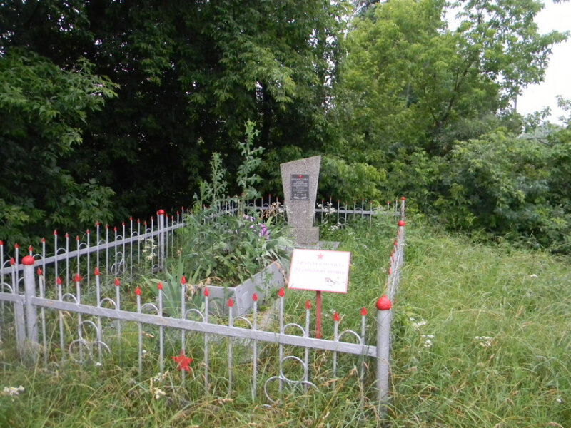 Anıt, heykel Братская могила воинов, Harkivska oblastı, foto