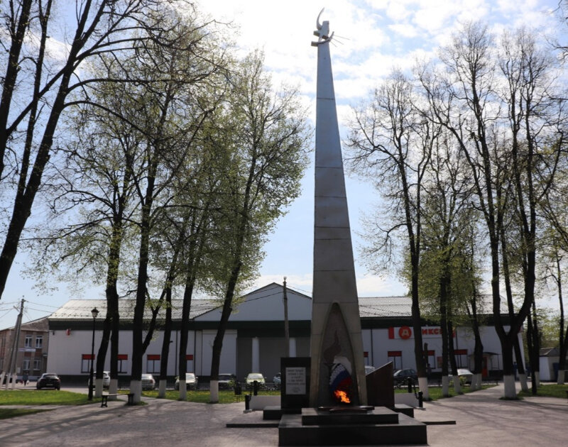 Anıt, heykel Стела с Вечным огнём в память о воинах-белёвцах, погибших в Великой Отечественной войне, Beliov, foto