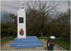 Anıt, heykel Бюст лётчика Героя Советского Союза В.И. Фадеева, Krasnodarski krayı, foto