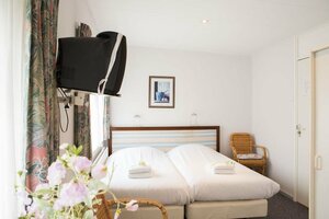 Alluring Apartment in Bergen With Terrace (Dorpsstraat No:102), otel  Bergen aan Zee'den