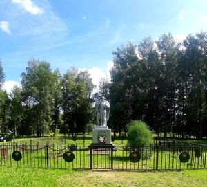 Братская могила советских воинов (Bryansk Region, Zhiryatinskiy rayon, Vorobeynskoye selskoye poseleniye, selo Vorobeynya), anıt, heykel  Brianskaya oblastından