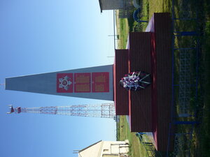 Землякам, погибшим в годы Великой Отечественной войны 1941-1945 гг. (Samara Region, Pestravskiy rayon, selskoye poseleniye Padovka, selo Trostyan, Molodyozhnaya ulitsa), anıt, heykel  Samarskaya oblastından