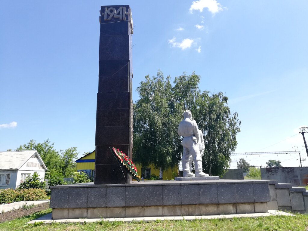 Anıt, heykel Колхозник и танкист, Tambovskaya oblastı, foto