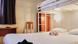Brit Hotel Chambery (Auvergne-Rhône-Alpes, Savoie, Arrondissement de Chambéry, Chambéry, Avenue des Landiers), otel  Chambéry'den