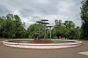 Аллея Любви (Irkutsk Region, Angarsk, Tsentralny park kultury i otdykha imeni 10-letiya goroda Angarska, alleya Lyubvi), çeşme  Angarsk'tan