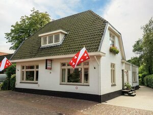 Luxurious Apartment Near the Pleasant Centre of Bergen (Dorpsstraat No:102), otel  Bergen aan Zee'den