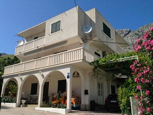 A1 - apt w Patio, Just 3 min Walking to the Beach (Split-Dalmatia County, Dugi Rat), otel  Dünya'dan