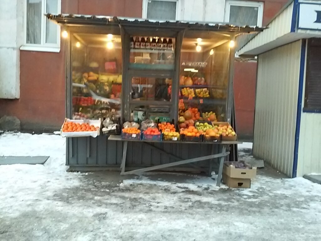 Manavlar Kiosk po prodazhe fruktov i ovoshchey, Saint‑Petersburg, foto