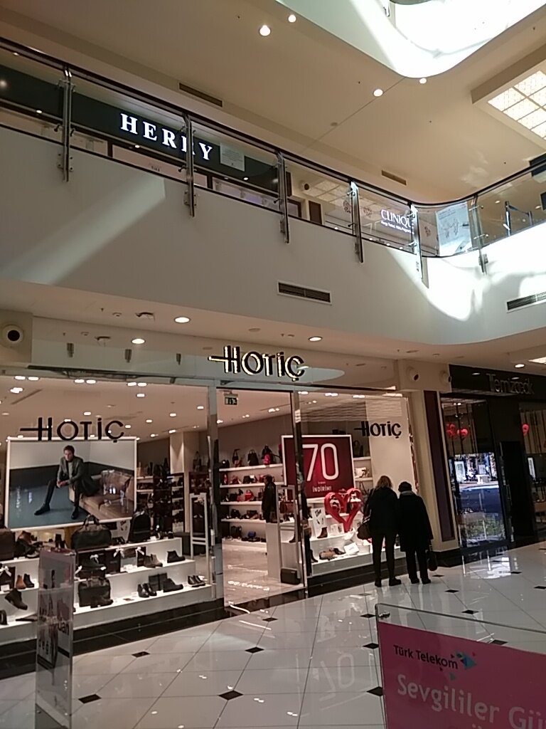 Giyim mağazası Hotiç, İzmir, foto