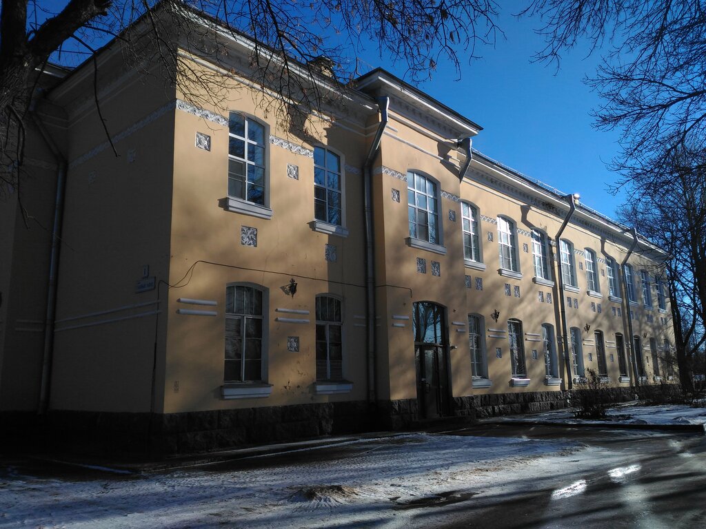 Hastaneler Gorodskaya bolnitsa Svyatogo Pravednogo Ioanna Kronshtadtskogo, infektsionnoye otdeleniye, Kronstadt, foto