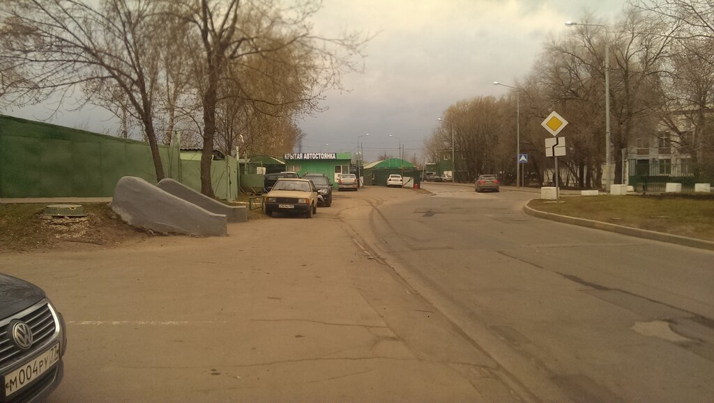 Otoparklar Krytaya avtostoyanka na Maloy Botanicheskoy, Moskova, foto