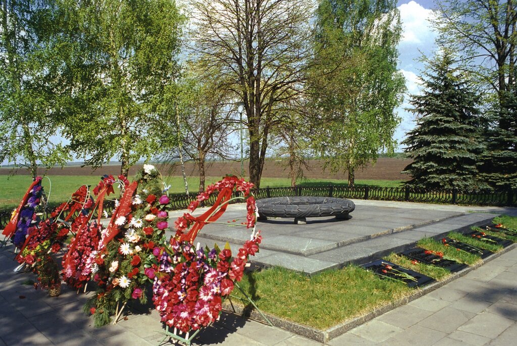 Anıt, heykel Братская могила воинов-артиллеристов, Belgorodskaya oblastı, foto