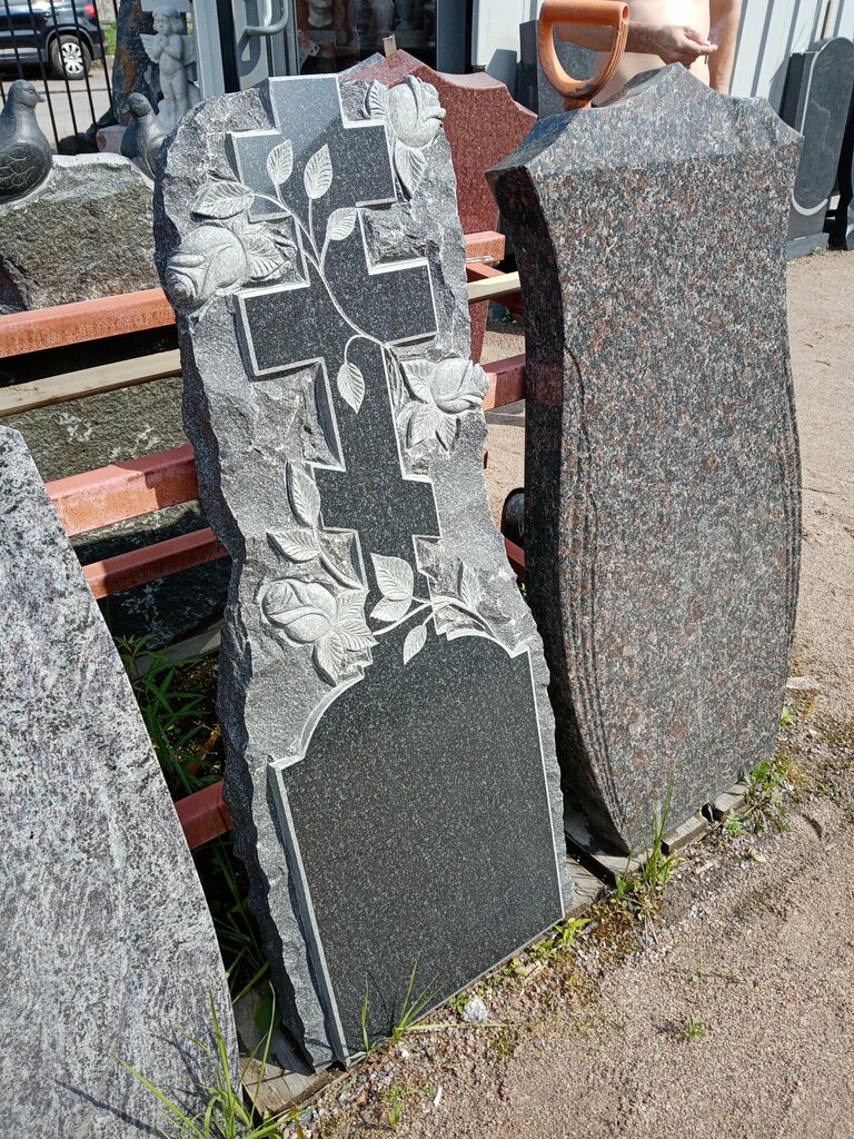 Heykel ve mezarlık taşı üreticileri Granite workshop of Ildar Timiryaev, Saint‑Petersburg, foto