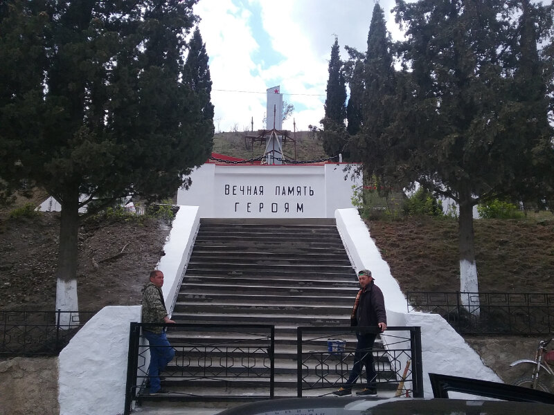 Anıt, heykel Братская могила советских воинов и партизан, Kırım Cumhuriyeti, foto